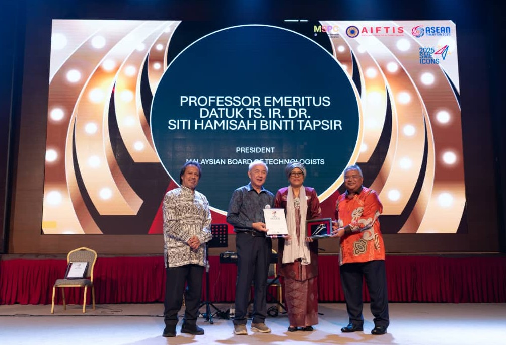 Honouring a Nation Builder: SME Tokoh Award Presented to Datuk Siti ...